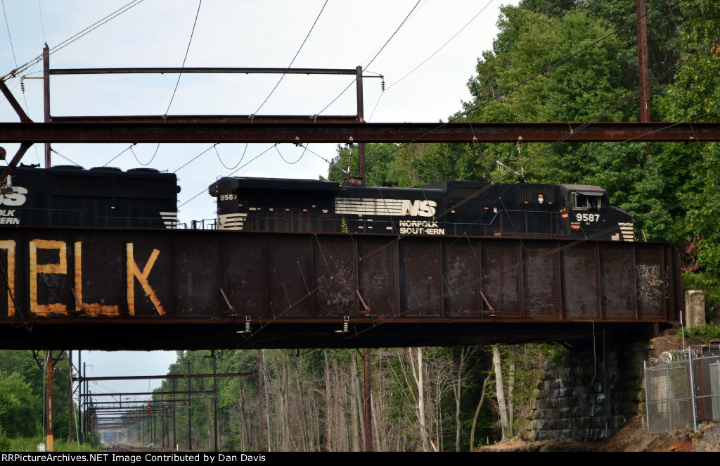 NS C40-9W 9587 leads 14G through West Lang